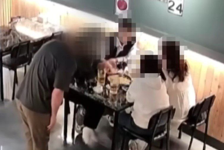 "이딴 식으로 장사하지마"…외부 음식 제지하자 테이블 난장판 만든 여성들 - 뉴스1