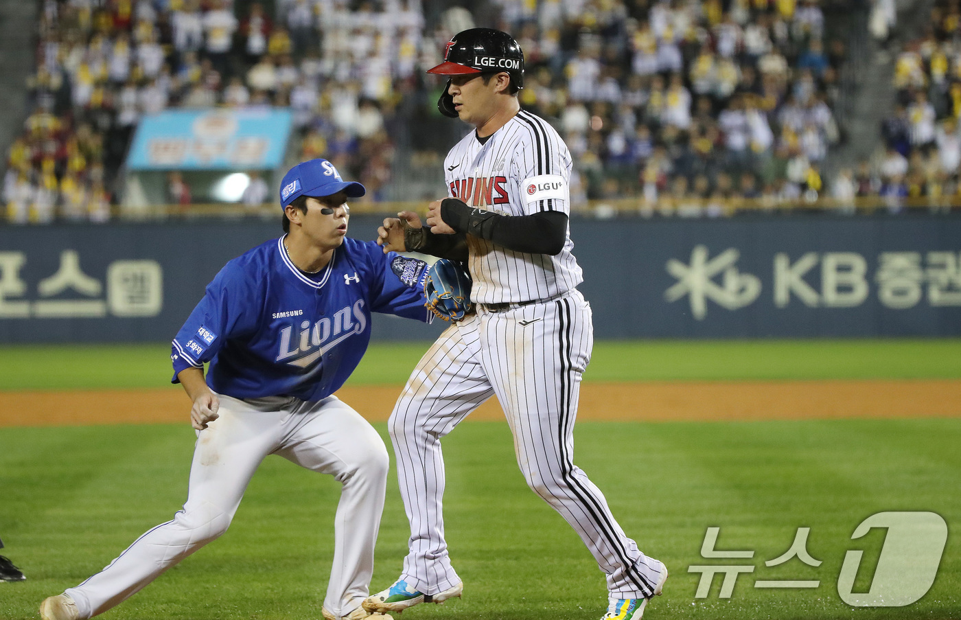 아웃되는 오지환 - 뉴스1