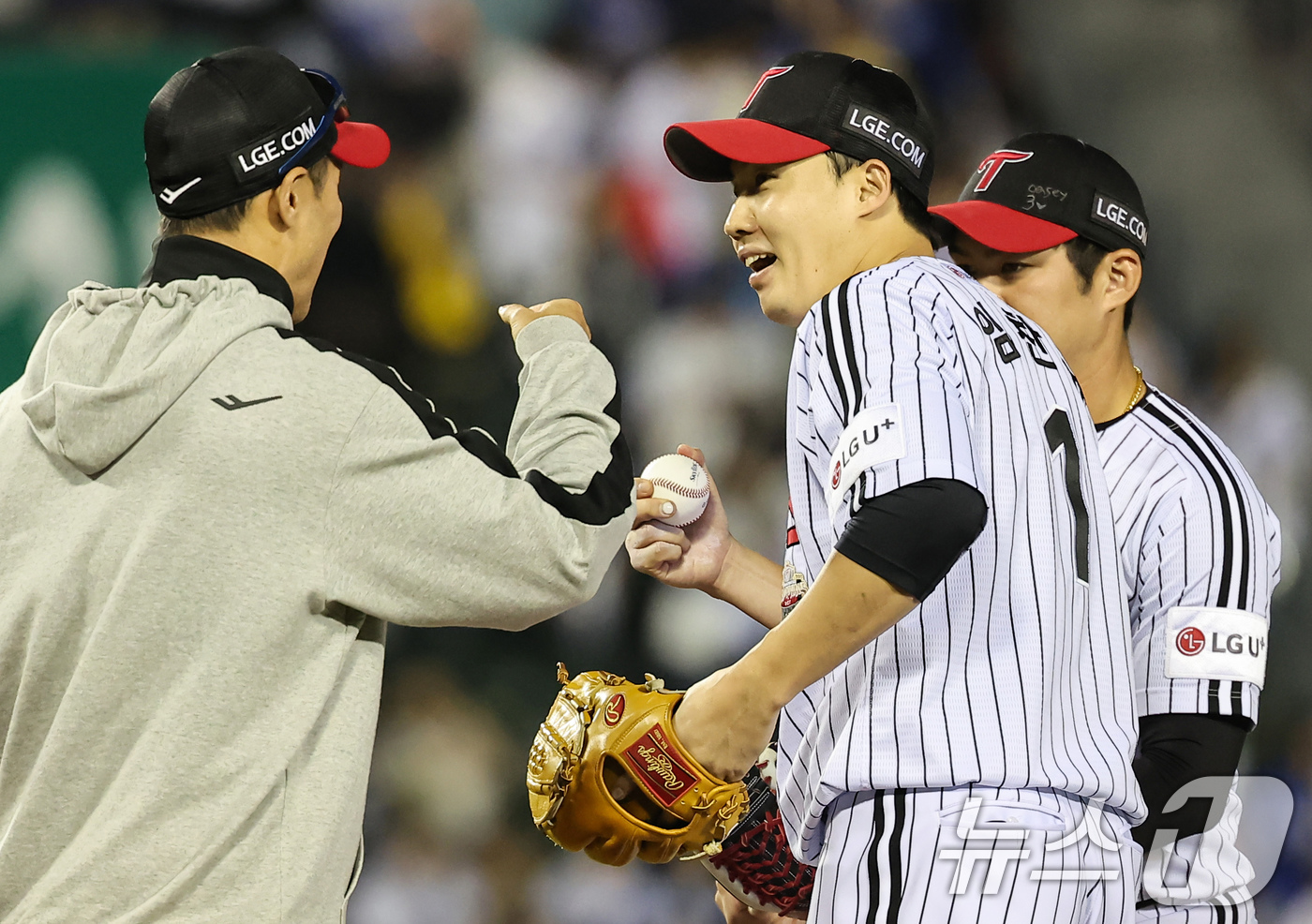 밝은 표정으로 교체되는 LG 임찬규 - 뉴스1