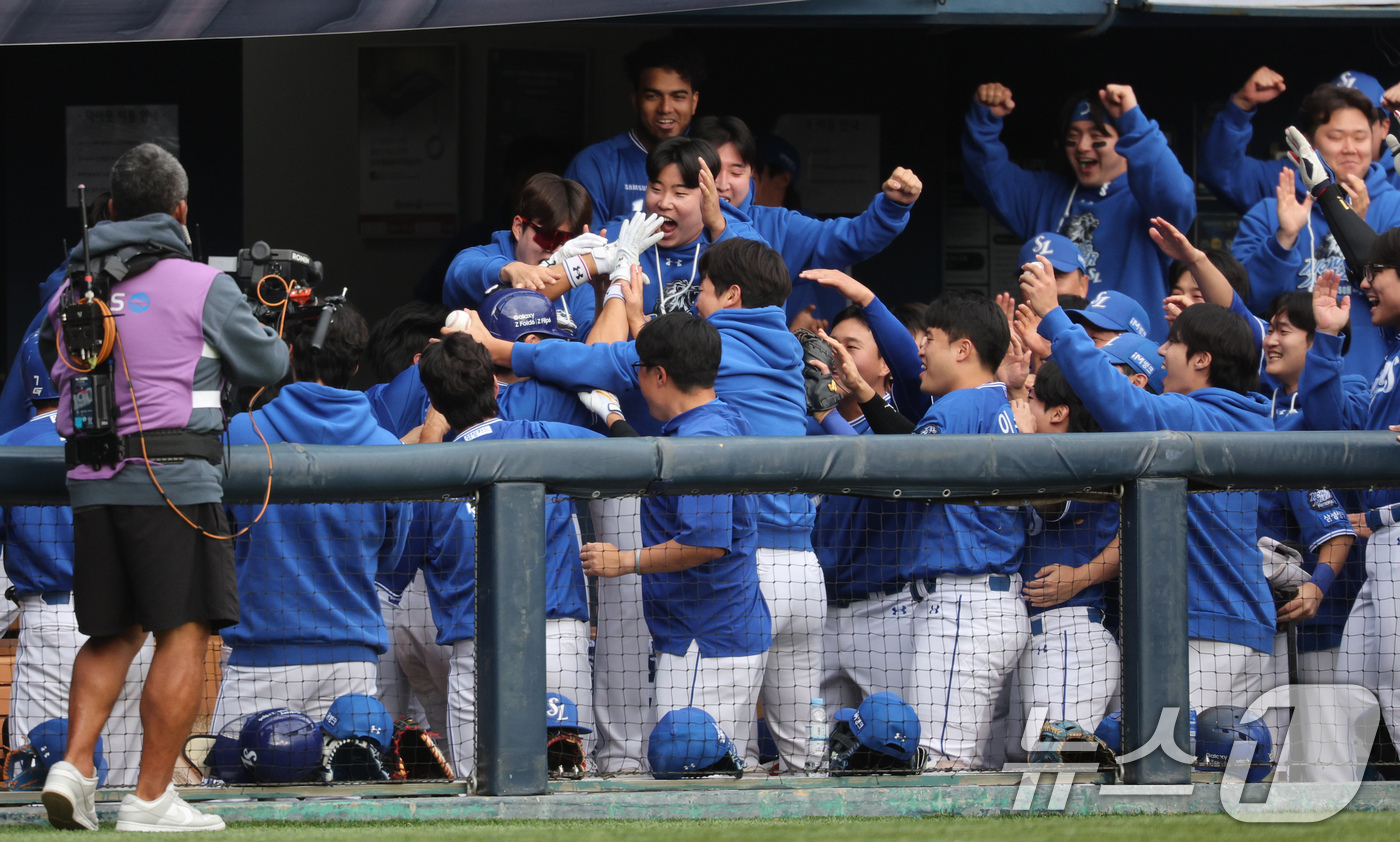 강민호 반기는 삼성 더그아웃 - 뉴스1