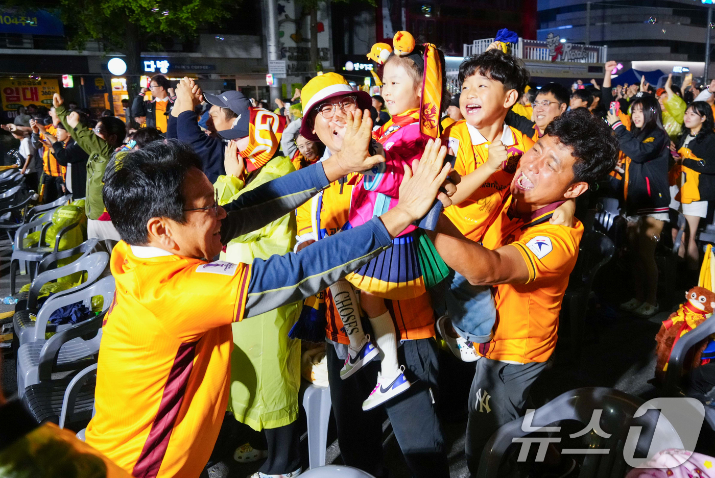 강기정 시장, 광주FC 1대0 승리 축하 - 뉴스1