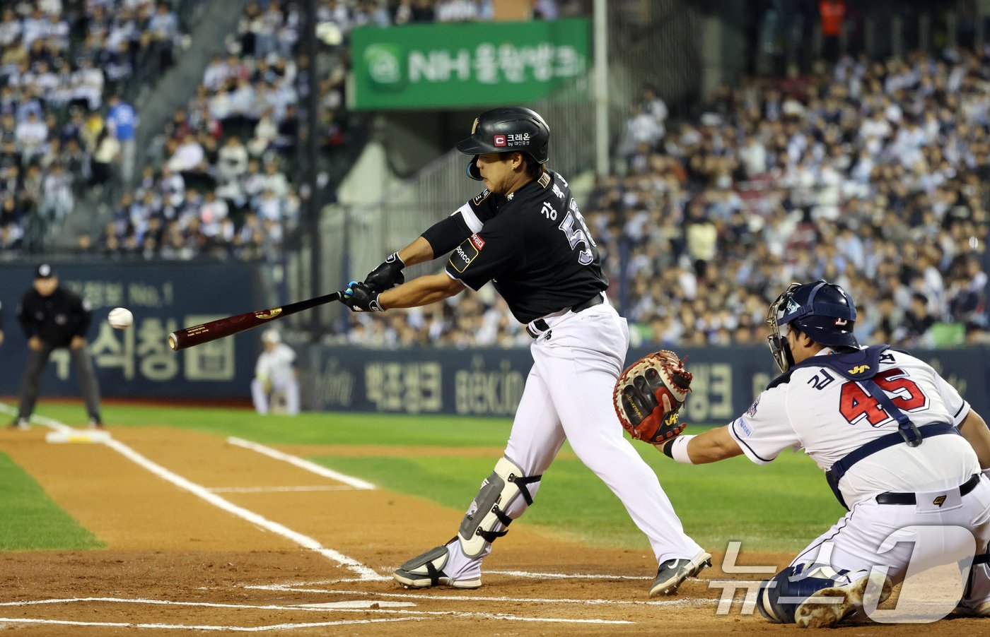 '1회 4득점+쿠에바스 역투' KT, 두산 4-0 제압…내일 2차전[WC1] - 뉴스1