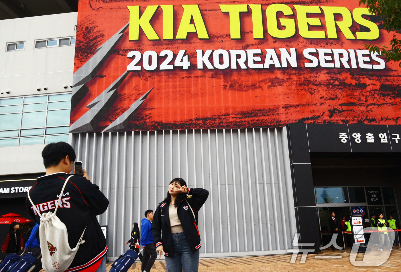 야구 시작 전 인증샷 - 뉴스1