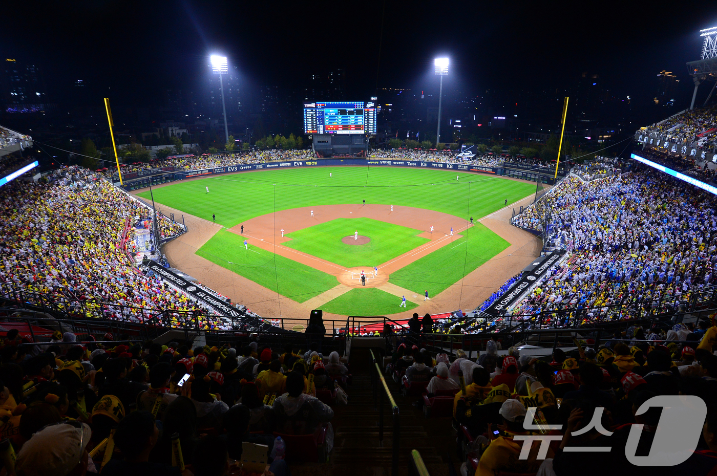 우천 끝에 시작된 한국시리즈 1차전 - 뉴스1