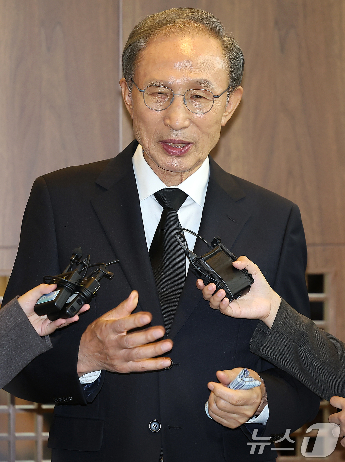 고 이상득 전 국회부의장 조문 마친 이명박 전 대통령 - 뉴스1