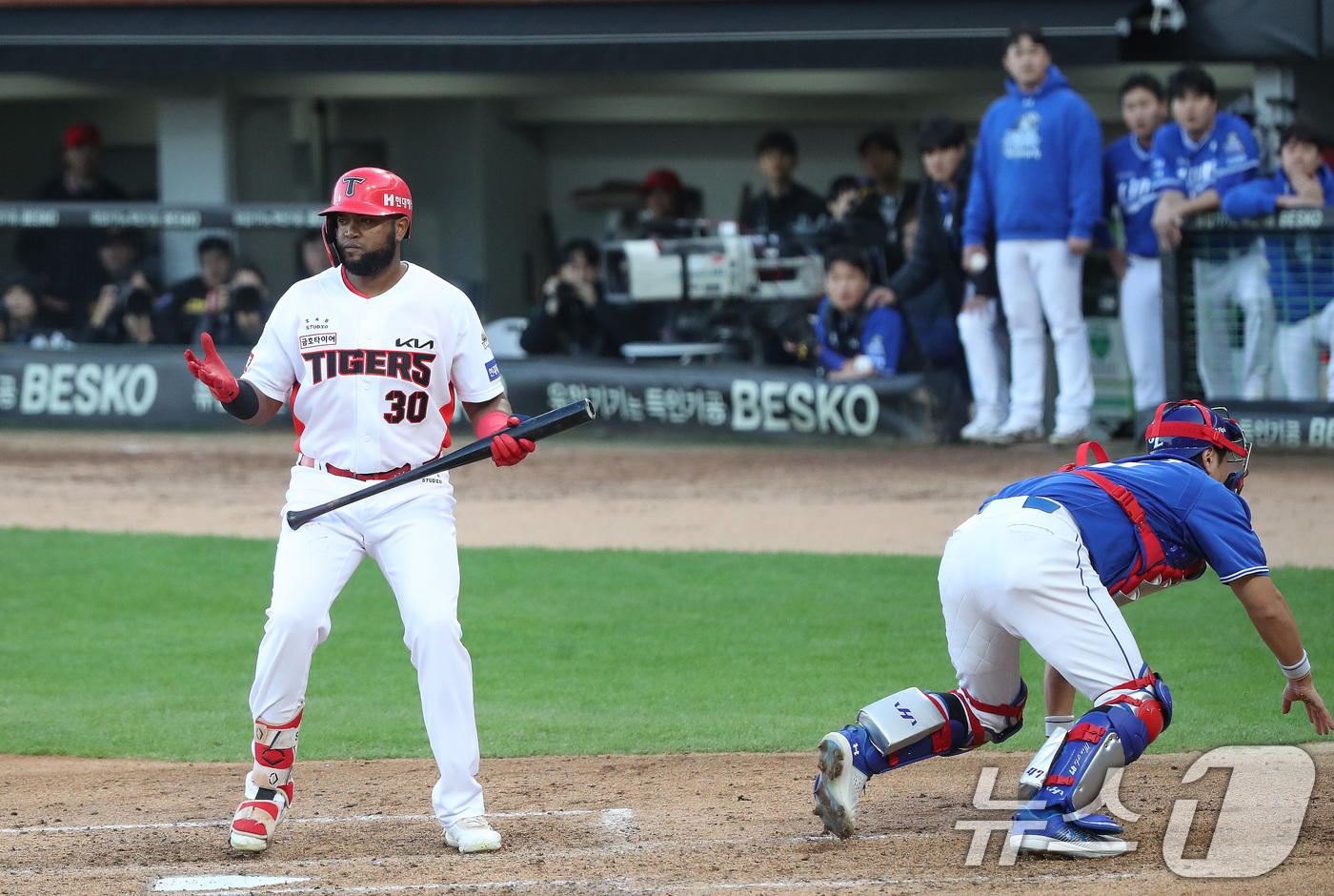 폭투로 역전 만드는 기아 - 뉴스1