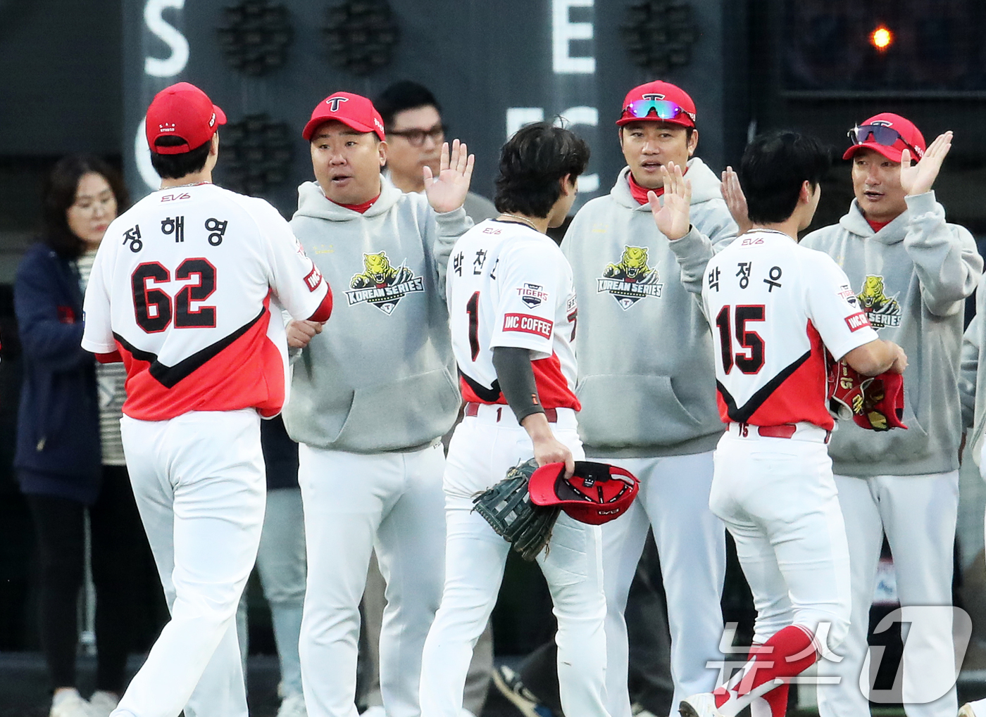 KS 첫 승 기뻐하는 이범호 감독 - 뉴스1