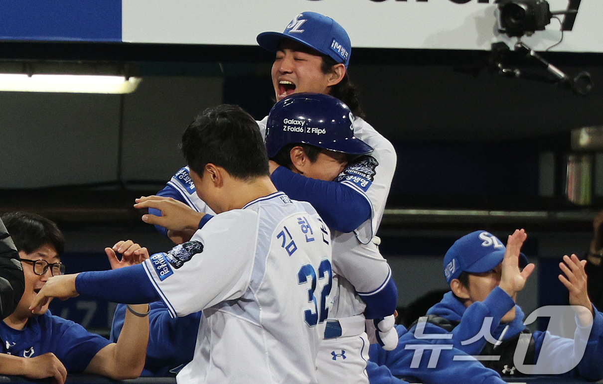 이성규 와락 안은 구자욱 - 뉴스1