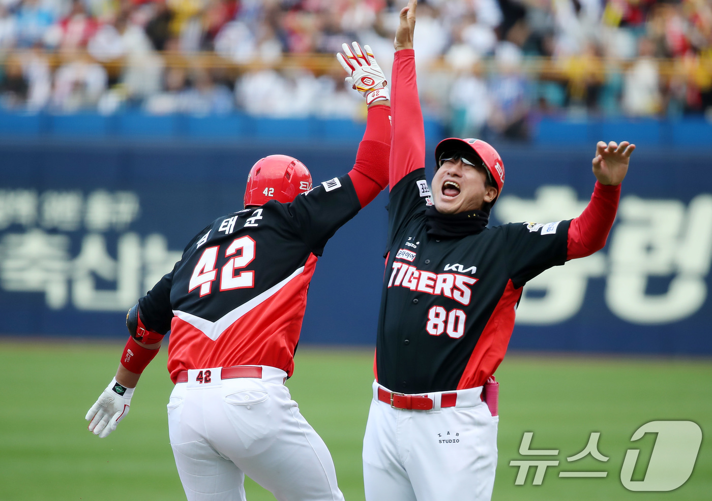 김태군 만루포 '덩실덩실' - 뉴스1