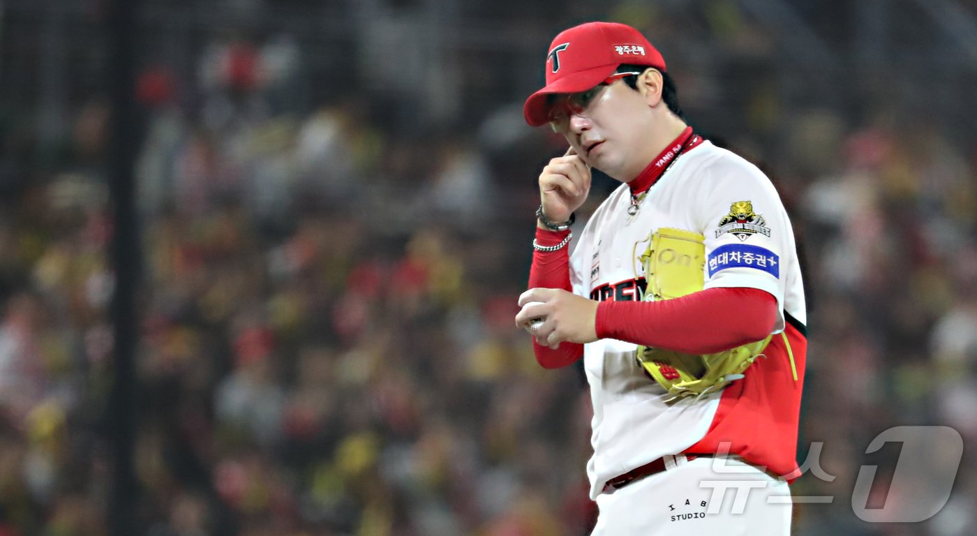 우승 눈앞서 흔들린 KIA 양현종…홈런 3방에 5실점하고 강판[KS5] - 뉴스1
