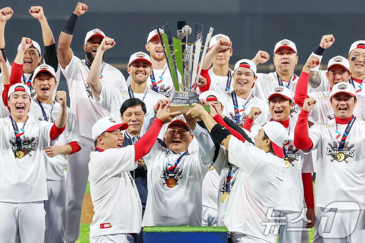 우승 트로피 들러올린 KIA - 뉴스1