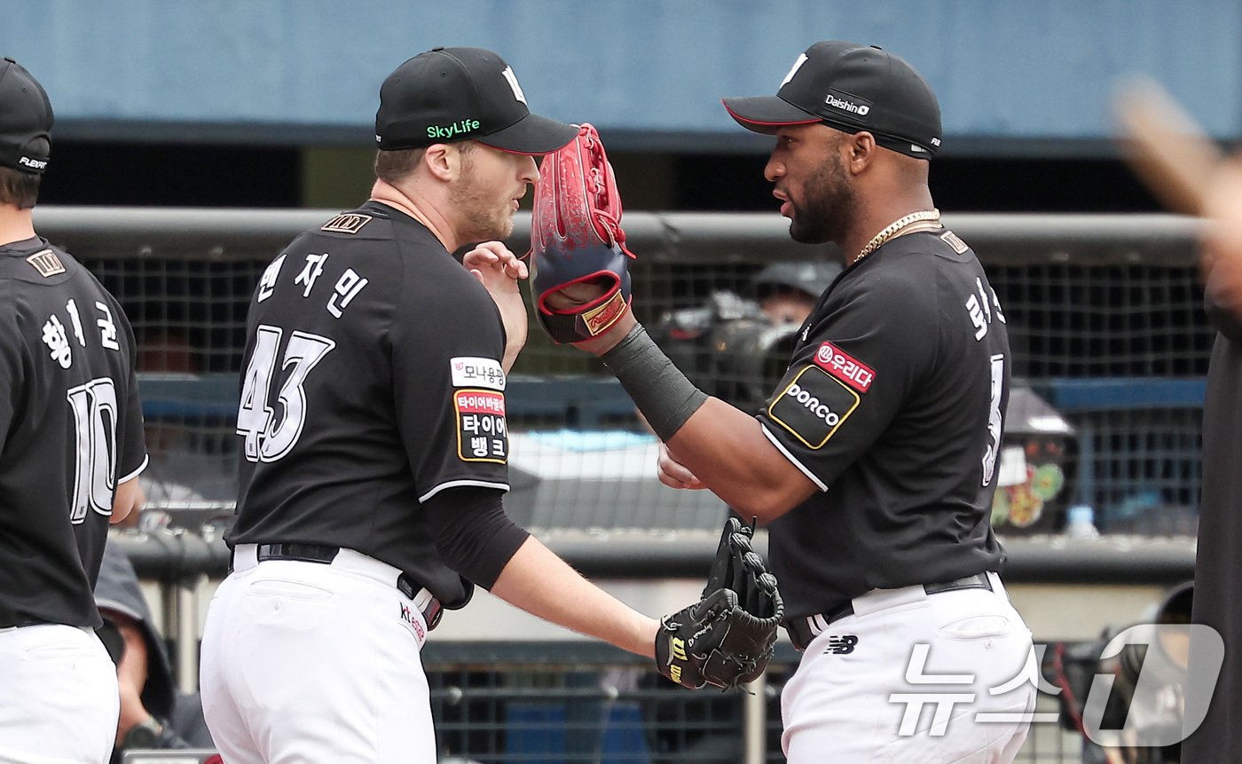 '업셋 보인다' KT 벤자민, 두산 상대 7이닝 6K 무실점 호투 [WC2] - 뉴스1