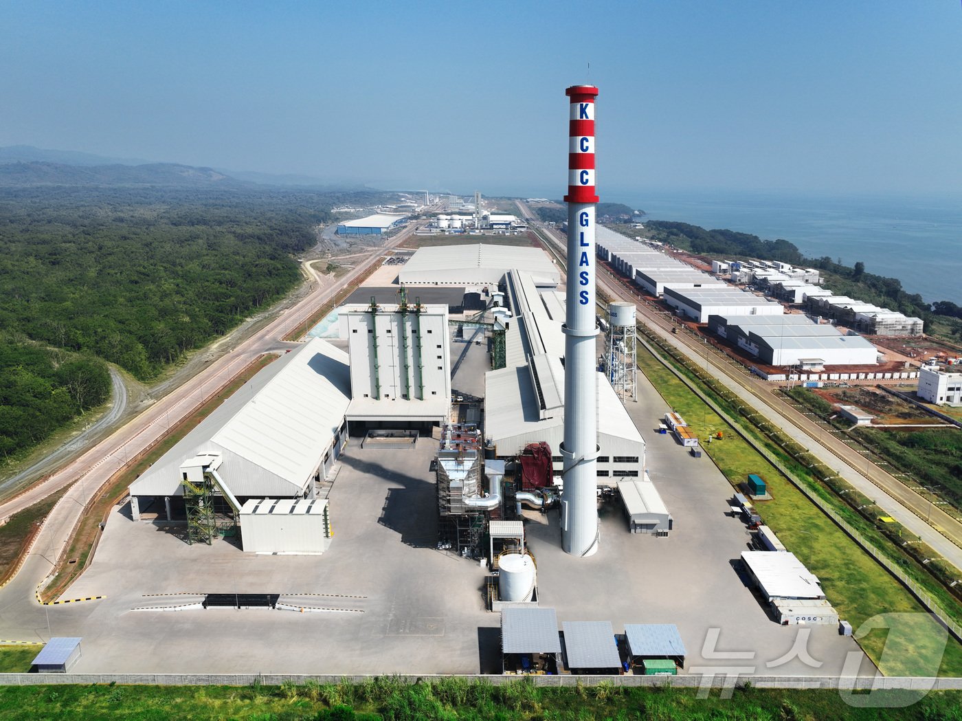 "K유리 세계화 1호 기지"…KCC글라스, 인도네시아 바탕공장 완공 - 뉴스1