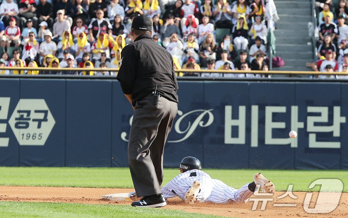'강철매직' KT, LG 꺾고 PO 진출 확률 88% 선점 [준PO1] - 뉴스1