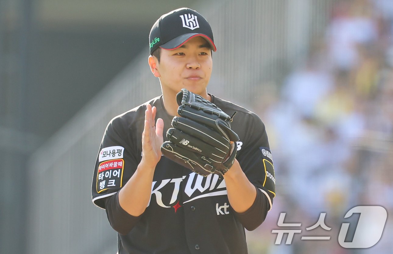 PS 최초 '3구 3아웃' KT 손동현 "내일도 LG 응원가 들으며 준비"[준PO1] - 뉴스1