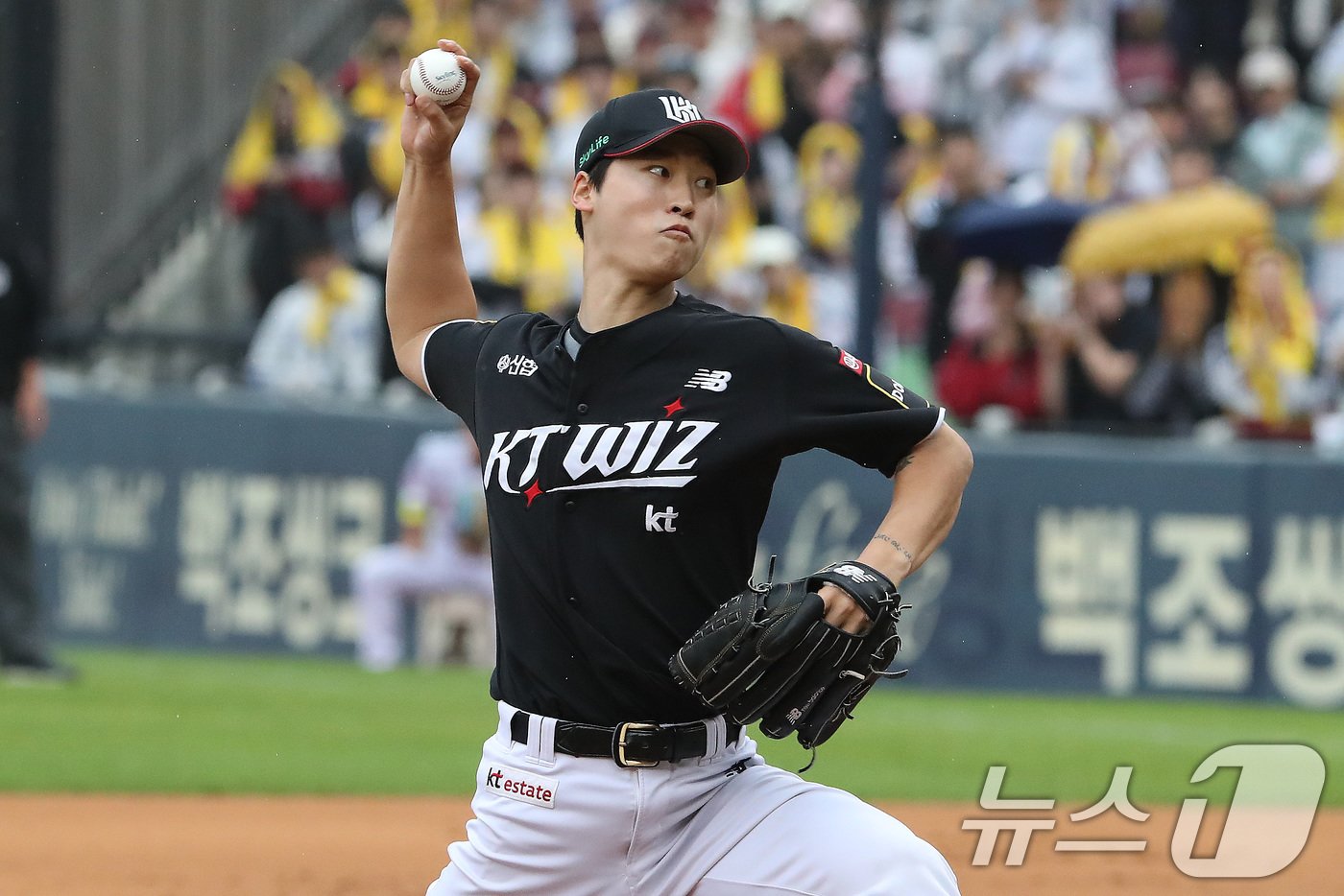 두 번 고비 못 넘긴 KT 엄상백, LG전 4이닝 4실점 부진[준PO2] - 뉴스1