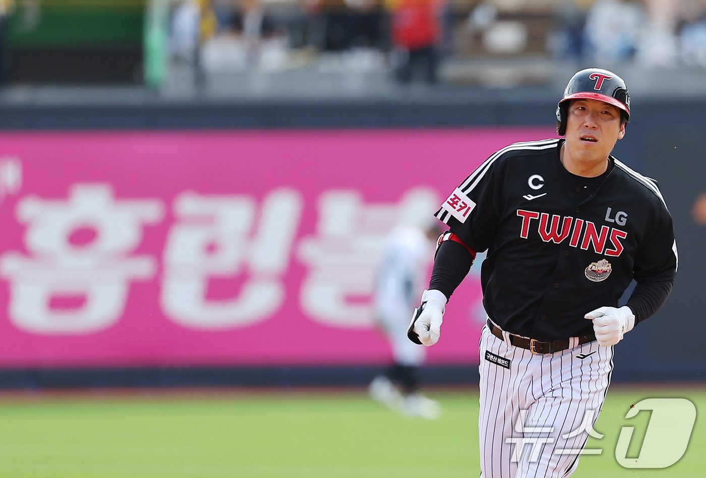 홈런에도 웃지 못한 LG 김현수 "오늘 무조건 이겨야 한다" [준PO5] - 뉴스1