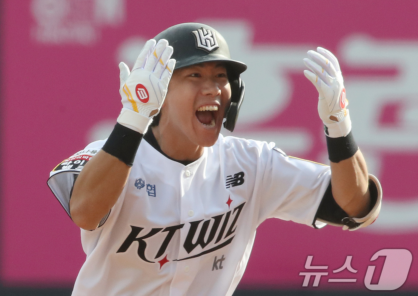 오윤성 '환호' - 뉴스1