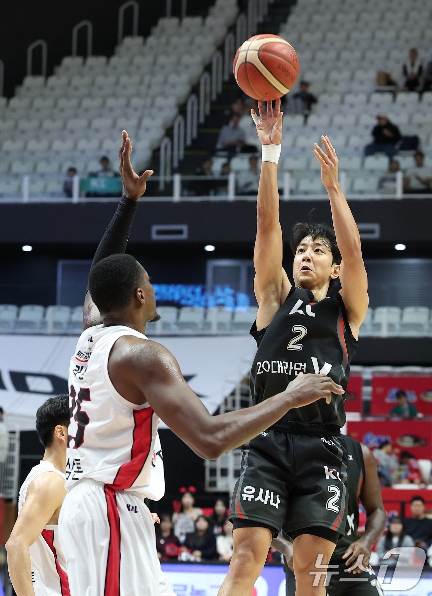 KBL 최고스타 허훈, 광고판 발로 차 KBL 재정위 회부 - 뉴스1