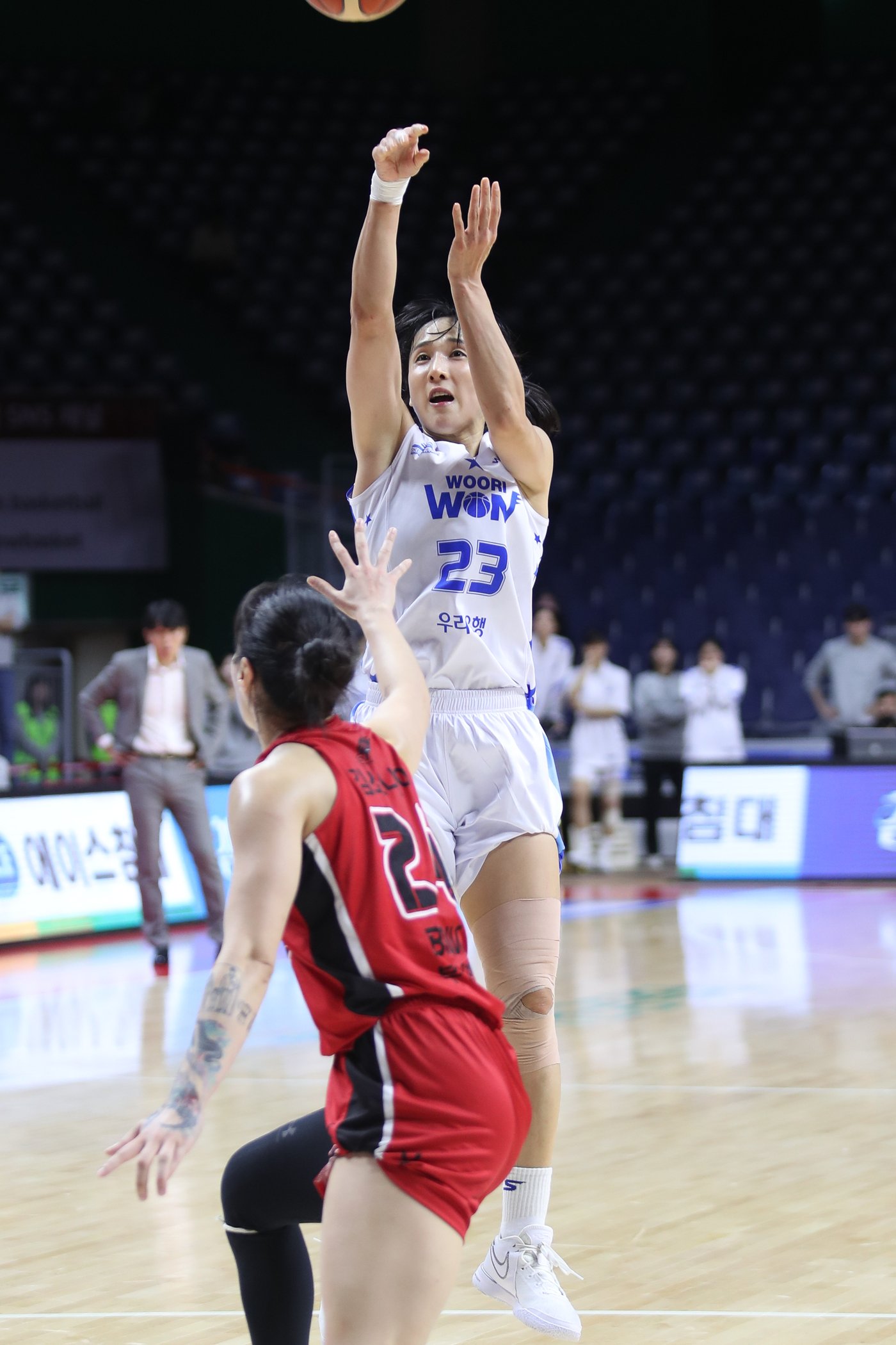 '김단비 30점' 우리은행, 연장 혈투 끝에 BNK 7연승 저지 - 뉴스1