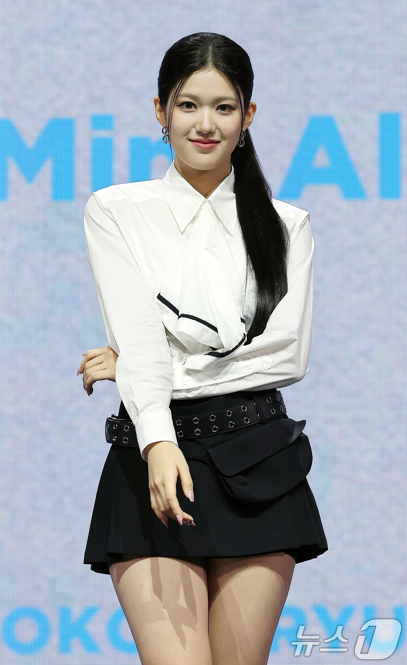 이즈나 윤지윤, 미소에 빠져들어 - 뉴스1