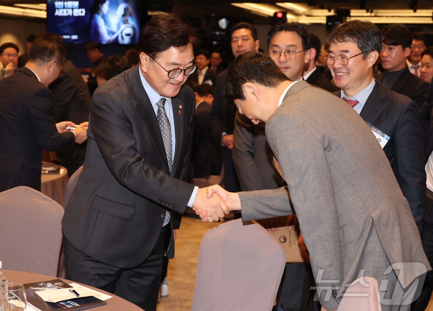 인사 나누는 우원식·안덕근 - 뉴스1