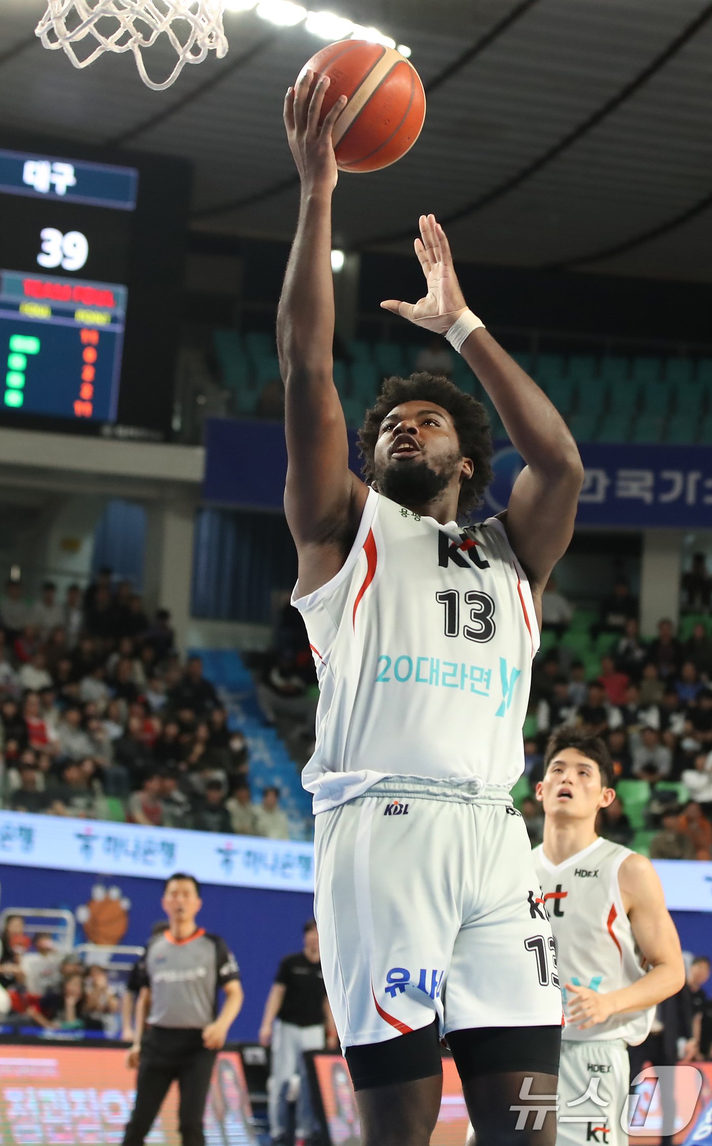 '마레이 맹활약' LG, 정관장 꺾고 5연승…KT는 DB 연승에 제동(종합) - 뉴스1