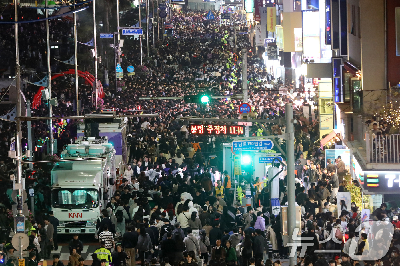 부산불꽃축제 구름 인파 뉴스1