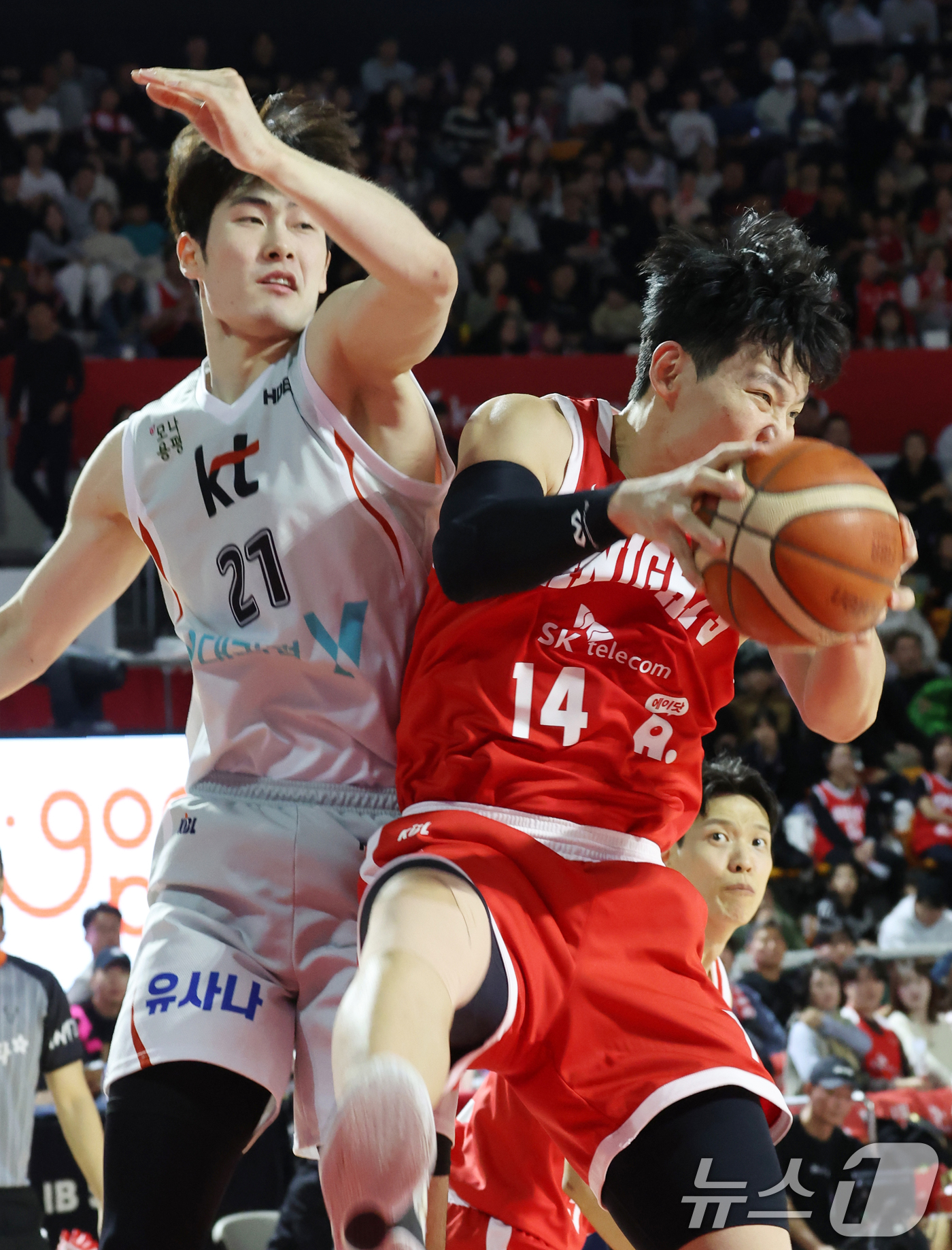 리바운드 잡아내는 최부경 - 뉴스1