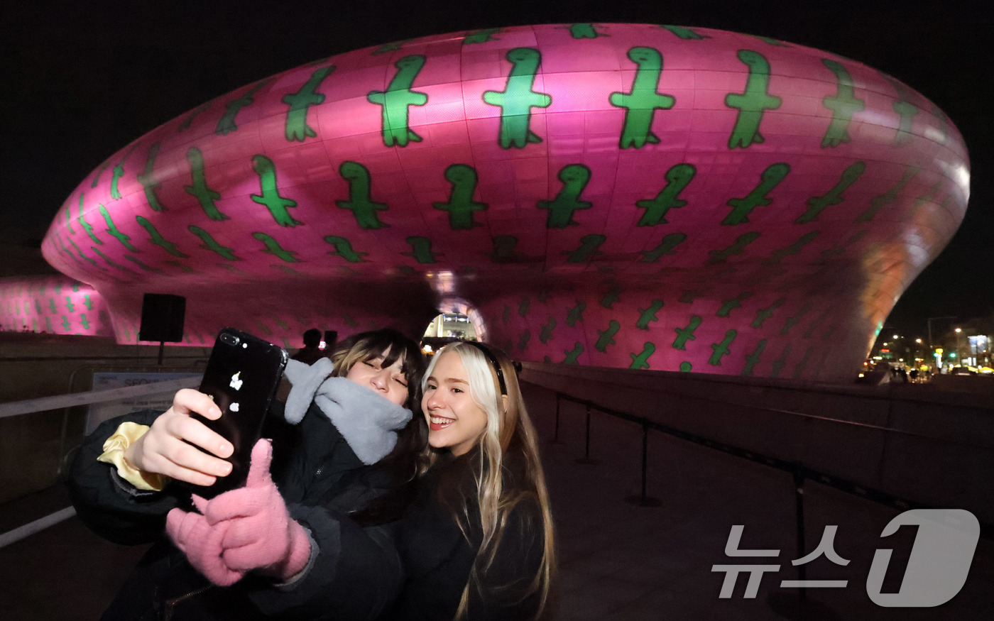 'DDP 수놓는 미디어아트와 함께' - 뉴스1