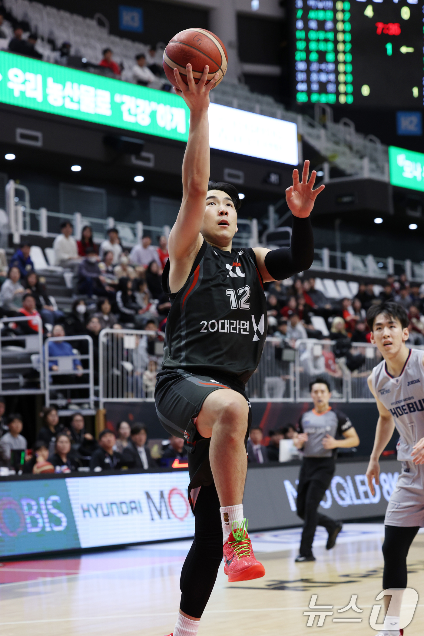 슛 하는 문정현 - 뉴스1