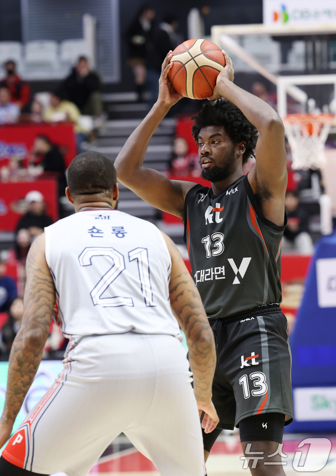 패스하는 해먼즈 - 뉴스1