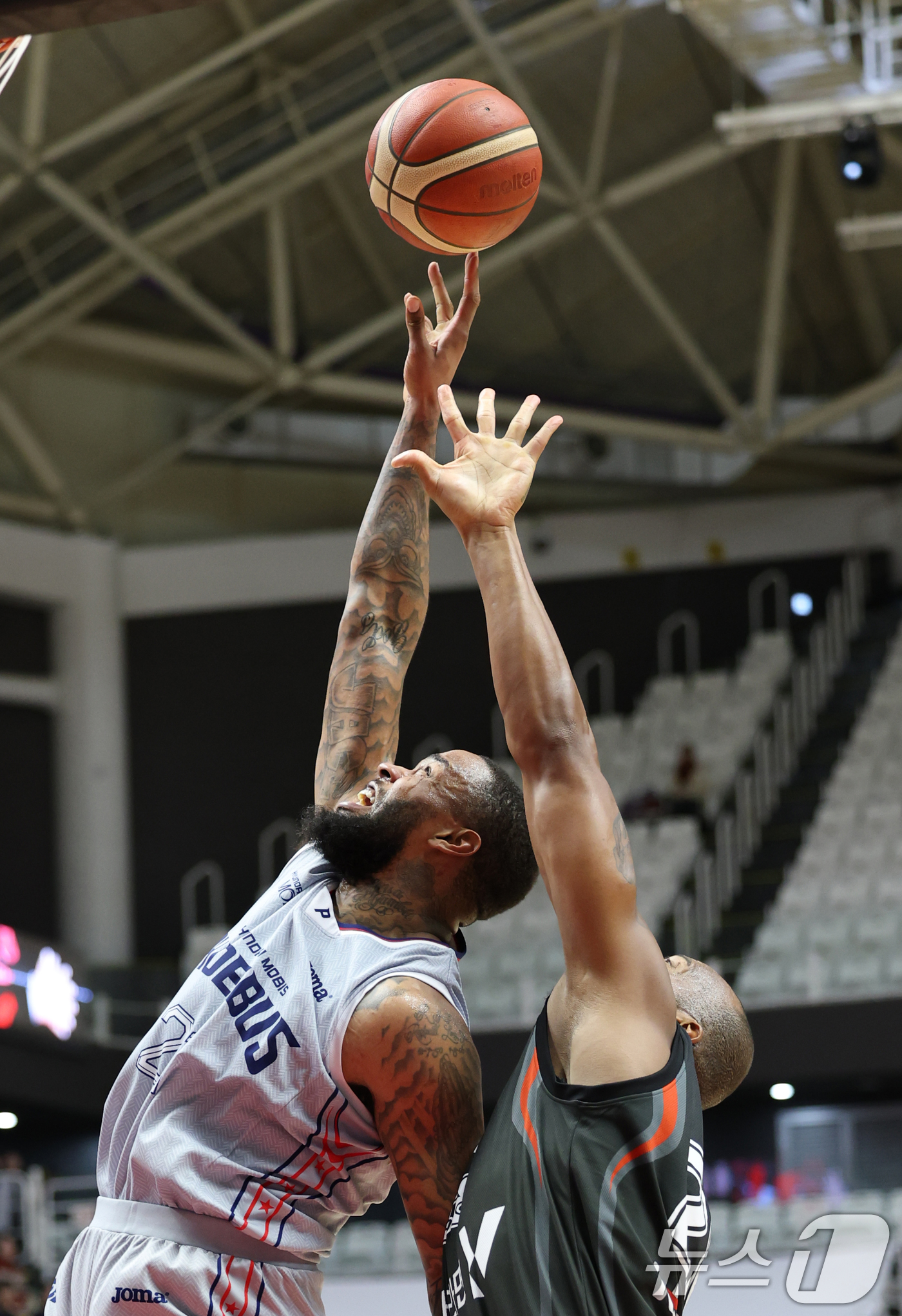 리바운드 하는 숀 롱 - 뉴스1