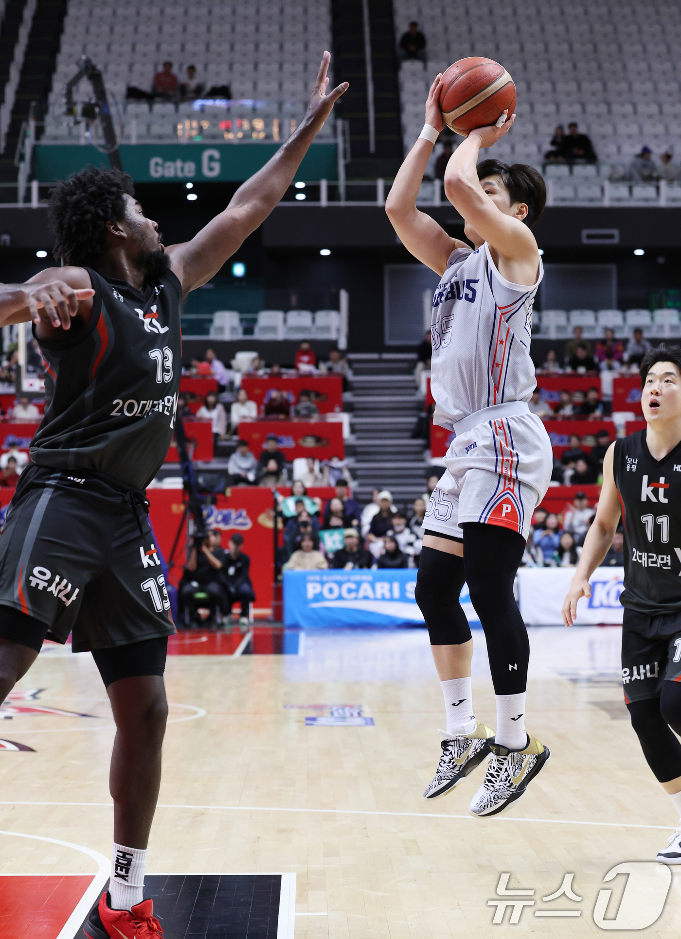 한호빈 '점프' - 뉴스1