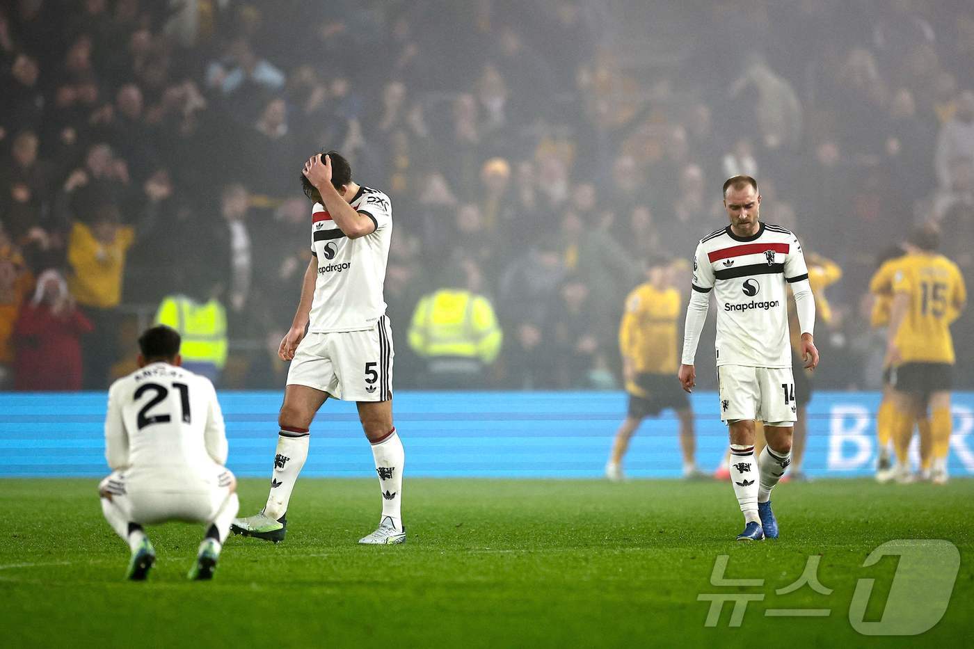 황희찬 드디어 첫 골…울버햄튼, '10명' 맨유에 2-0 완승 - 뉴스1