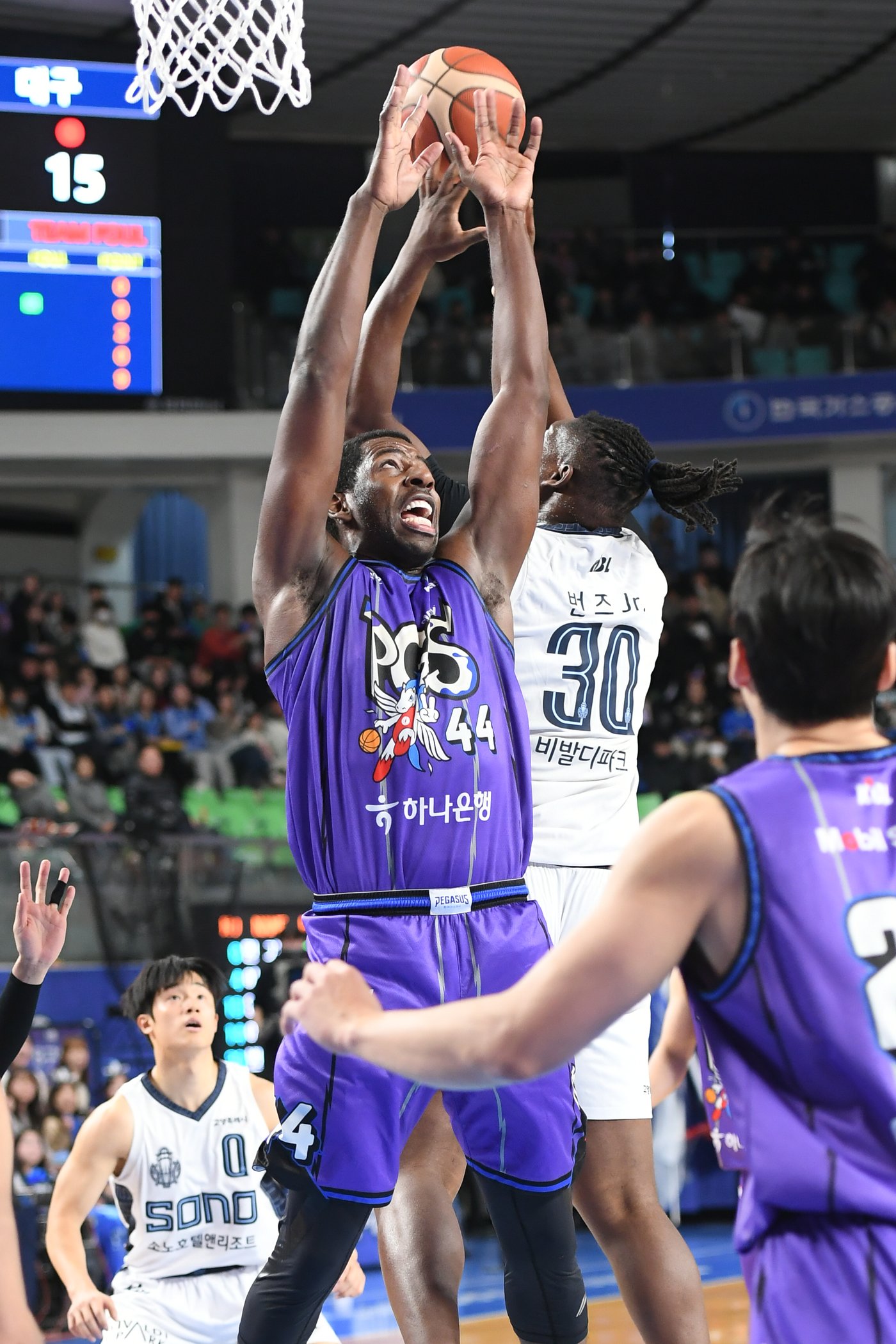 '장민국 결승 3점포' 프로농구 LG, KT 꺾고 파죽의 7연승 - 뉴스1