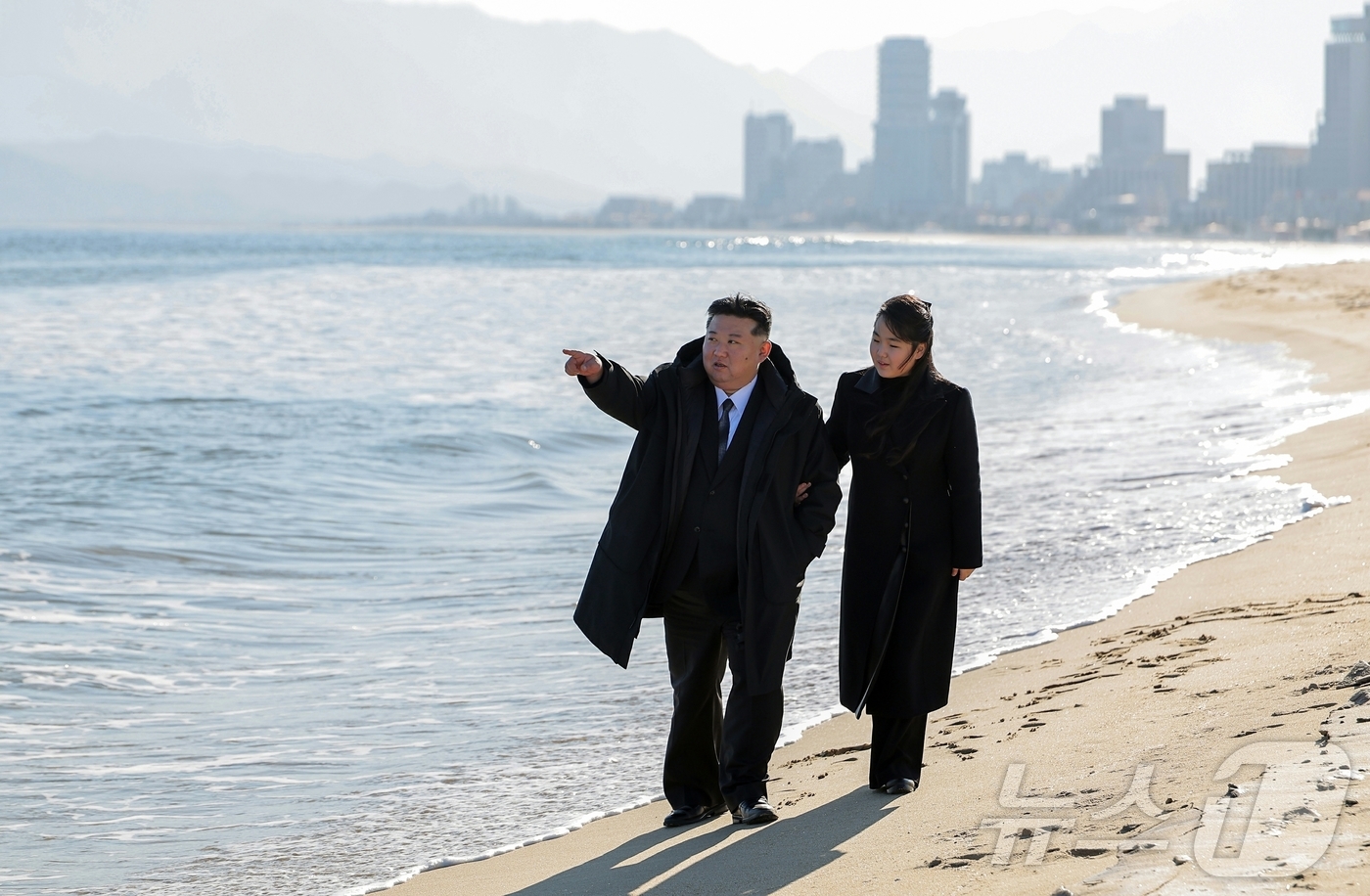 김정은 딸 주애와 갈마해안관광지구 시찰…내년 6월 운영 예고 뉴스1