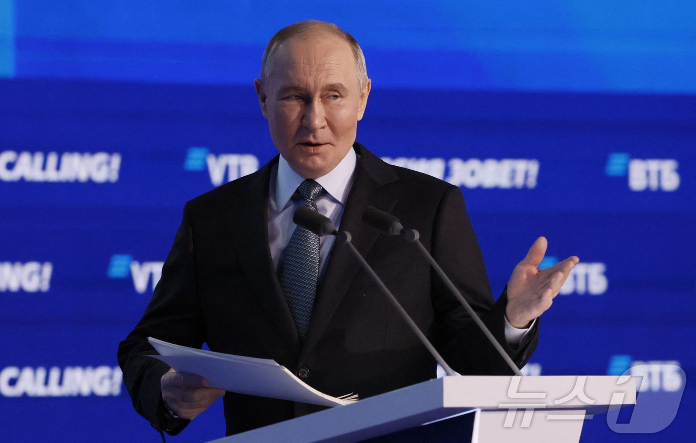 [포토] VTB 투자 포럼 ‘러시아 콜링’서 연설하는 푸틴 - 뉴스1
