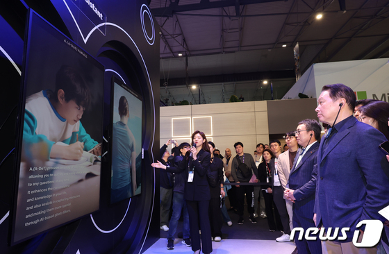 [MWC2024] SKT AI 시스템 보는 최태원 회장 - 뉴스1