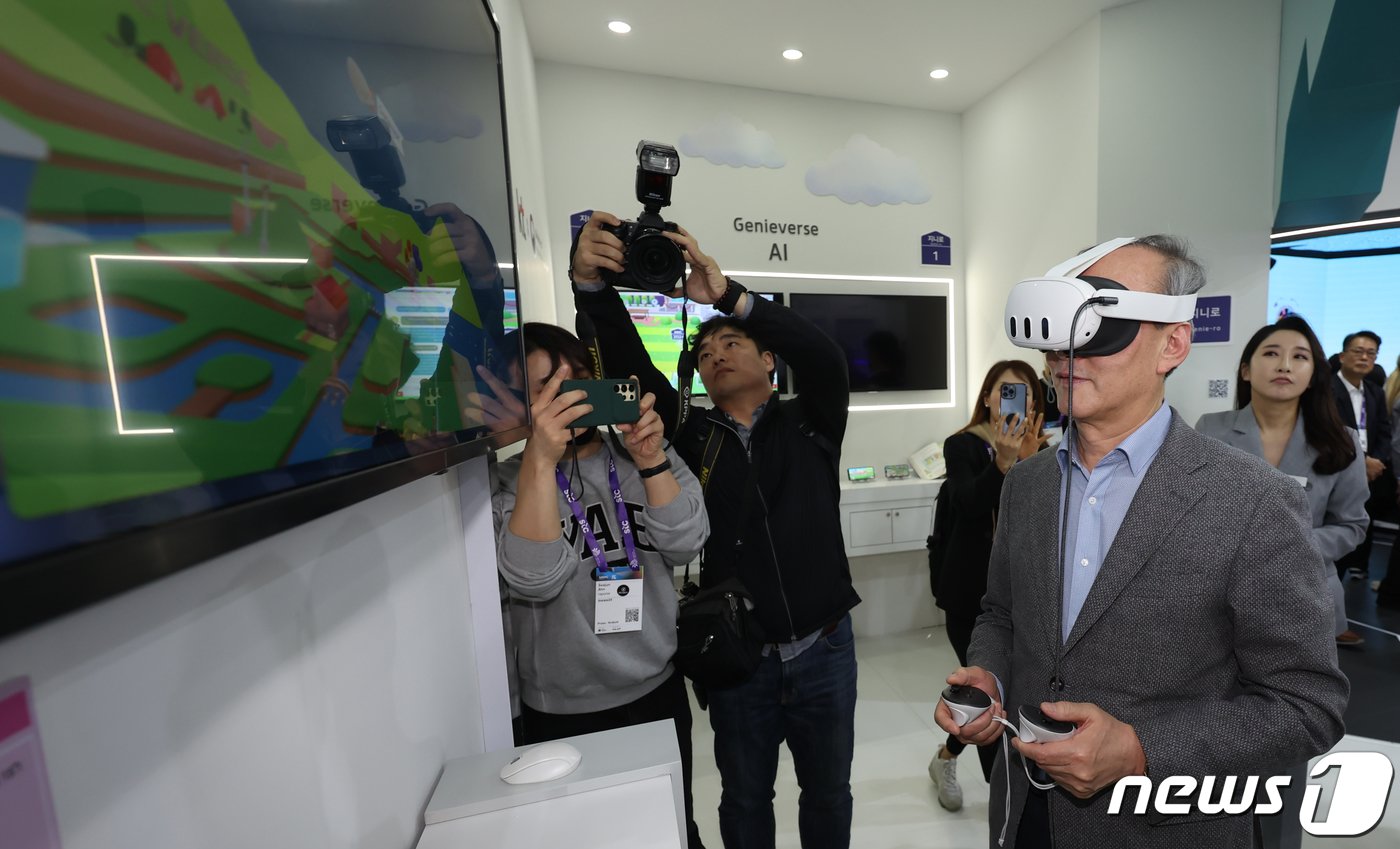 [MWC24] "하늘 나는 자동차 타실 분?"…KT, 안전성 더한 UAM 선보였다 - 뉴스1