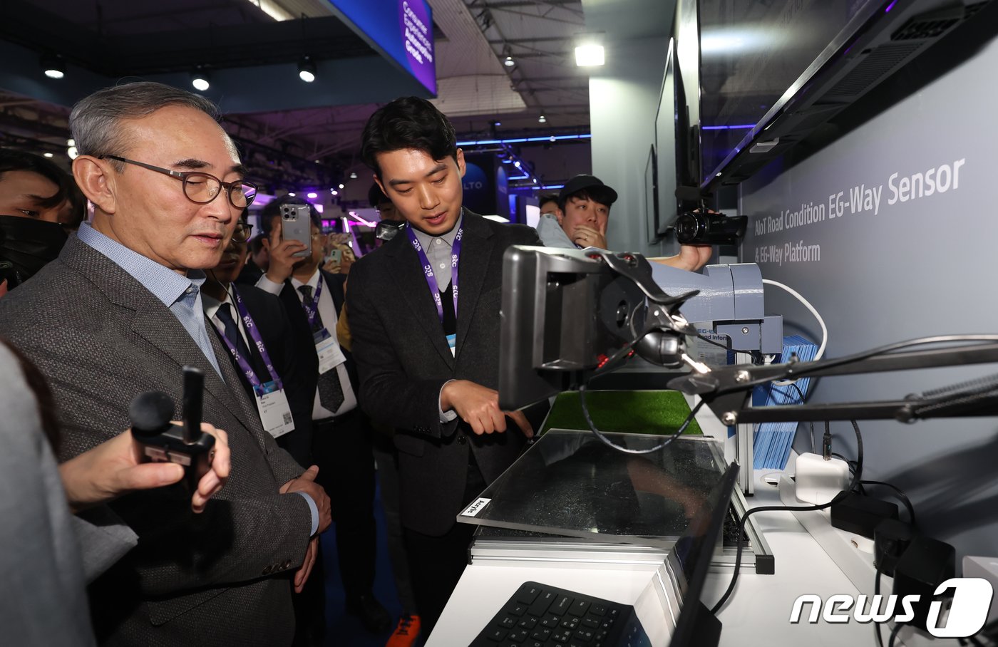 [MWC24] "하늘 나는 자동차 타실 분?"…KT, 안전성 더한 UAM 선보였다 - 뉴스1