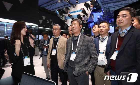 [MWC2024] SKT 부스 찾은 황현식 LGU+ 대표 - 뉴스1