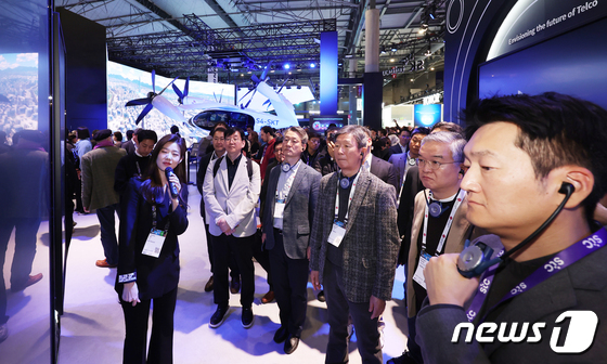 [MWC2024] SKT 부스 둘러보는 황현식 LGU+ 대표 - 뉴스1