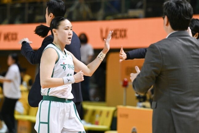 여자농구 KB, 하나원큐와 4강 PO 2차전도 승리…챔프전 진출 확률 100% - 뉴스1