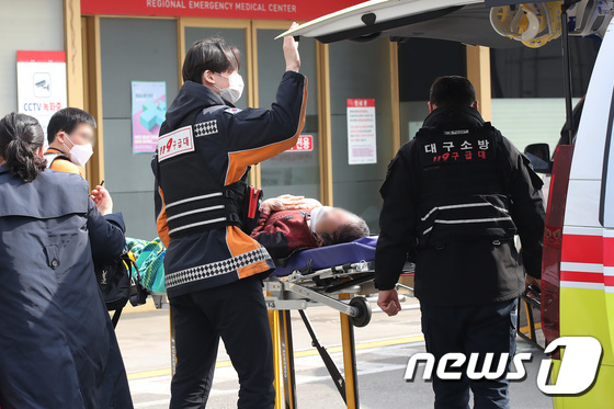 응급환자 이송하는 119구급대 - 뉴스1