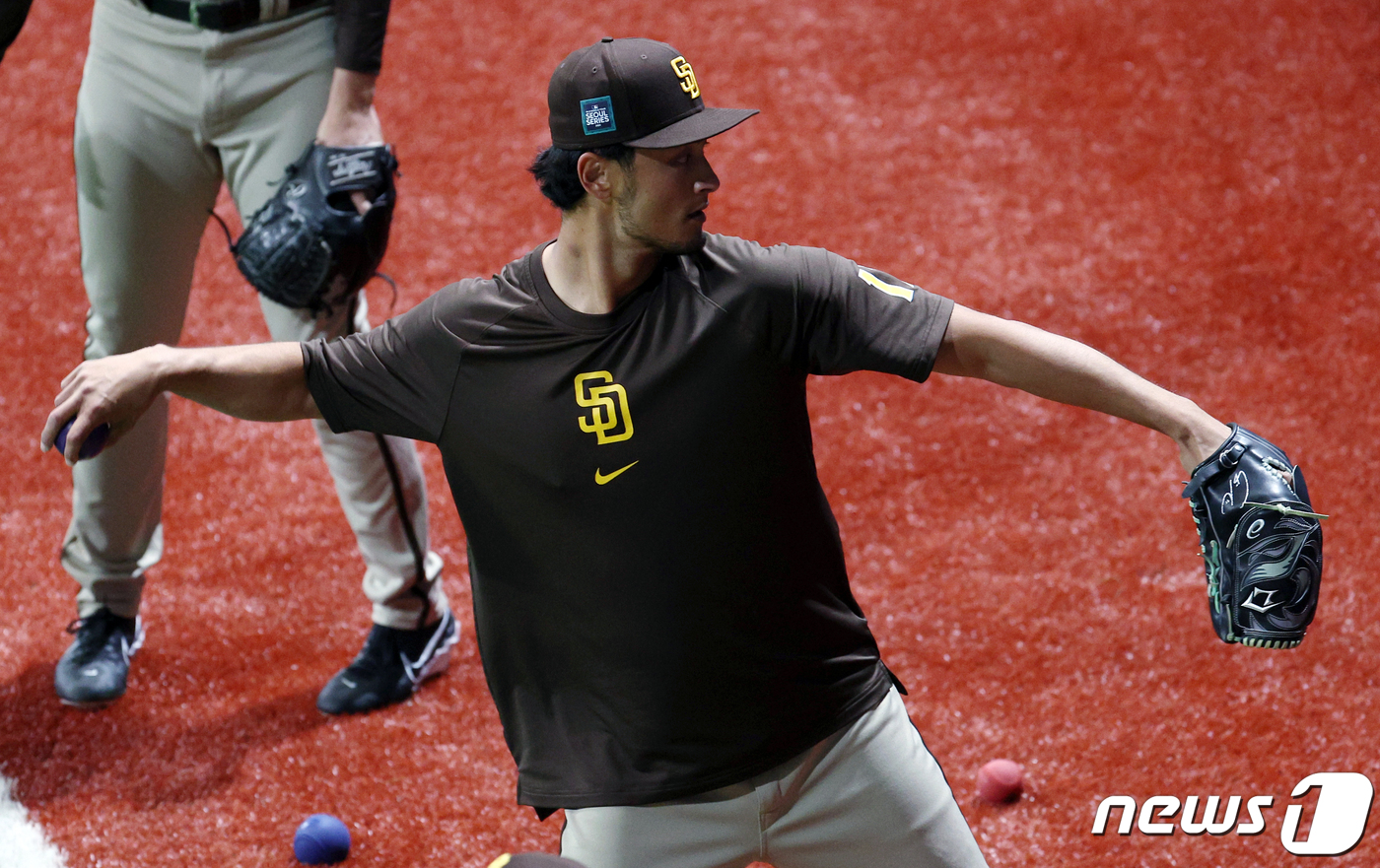 몸푸는 다르빗슈 - 뉴스1