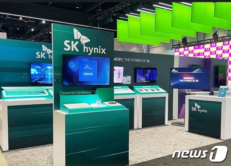 "더 쌓았다" "세계 첫 양산"…삼성·SK 'HBM3E' 신경전 2R - 뉴스1