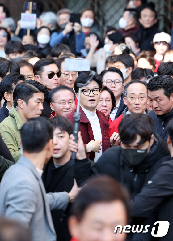 대구 시민들 만나는 한동훈 - 뉴스1