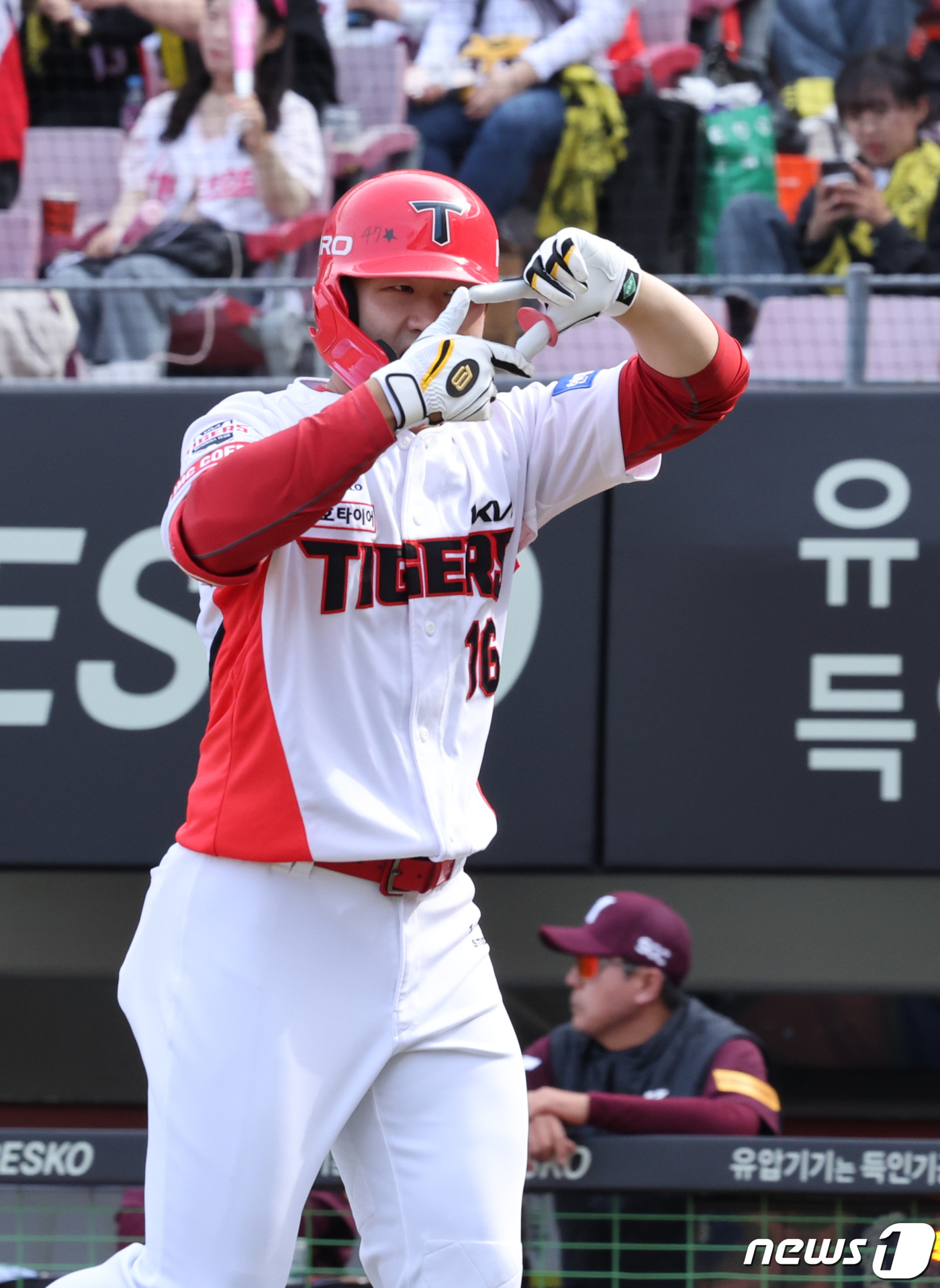 홈런 퍼포먼스 최원준 '찰칵' - 뉴스1