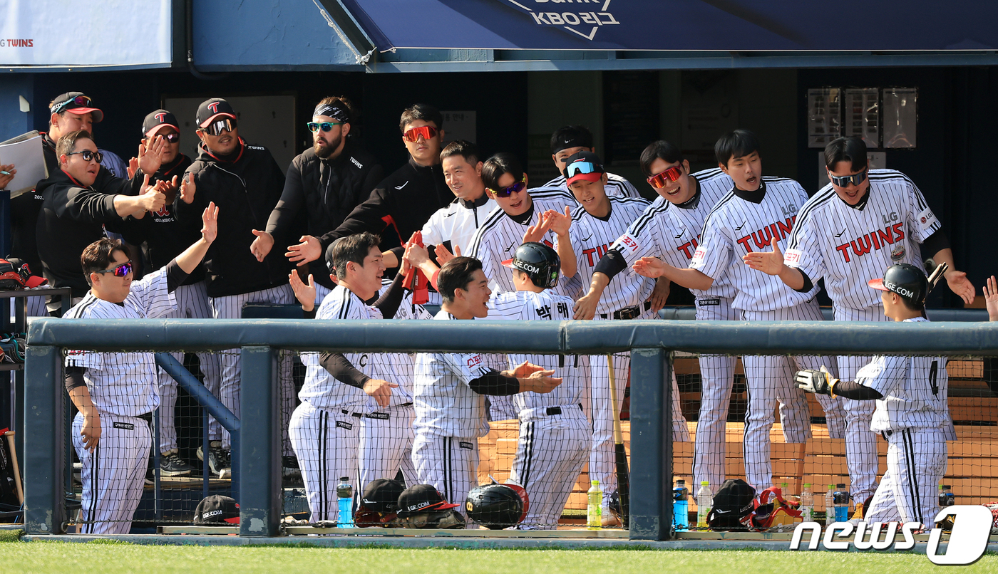 류현진 무너뜨린 LG 더그아웃 '환호성 가득' - 뉴스1